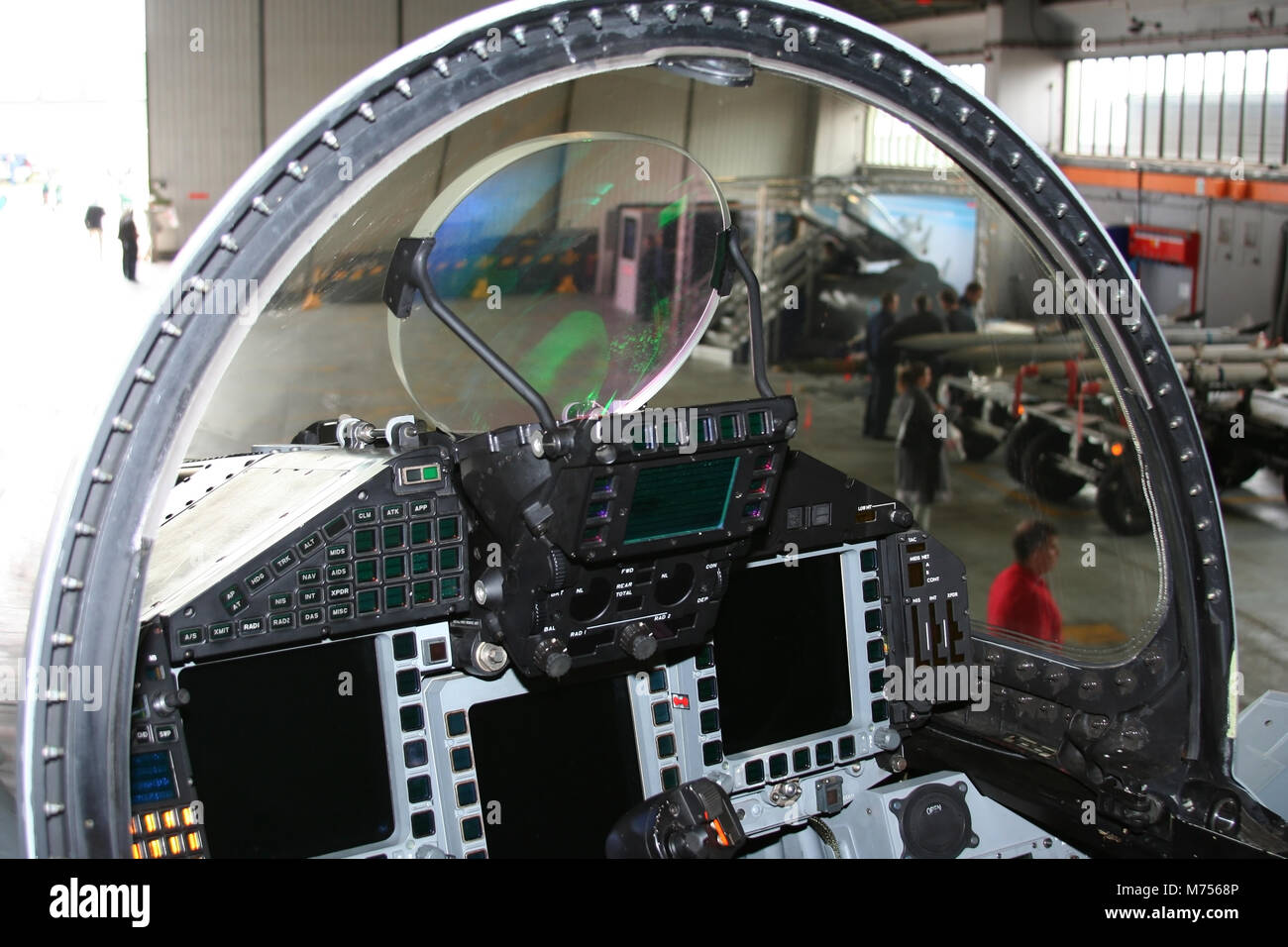 Cockpit, Instrumententafel und HUD der RAF Eurofighter Typhoon schnell ...