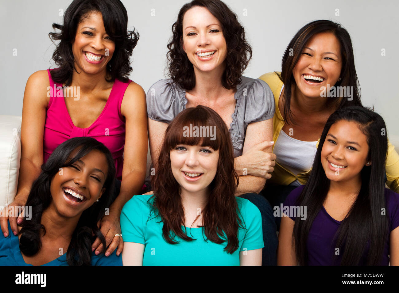 Vielfältige Gruppe von Mütter und Töchter Stockfotografie - Alamy