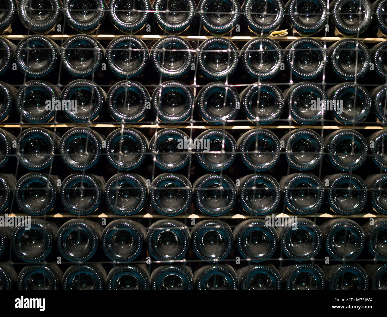 Das Rack mit Flaschen Wein für Alterung im Keller Stockfotografie - Alamy
