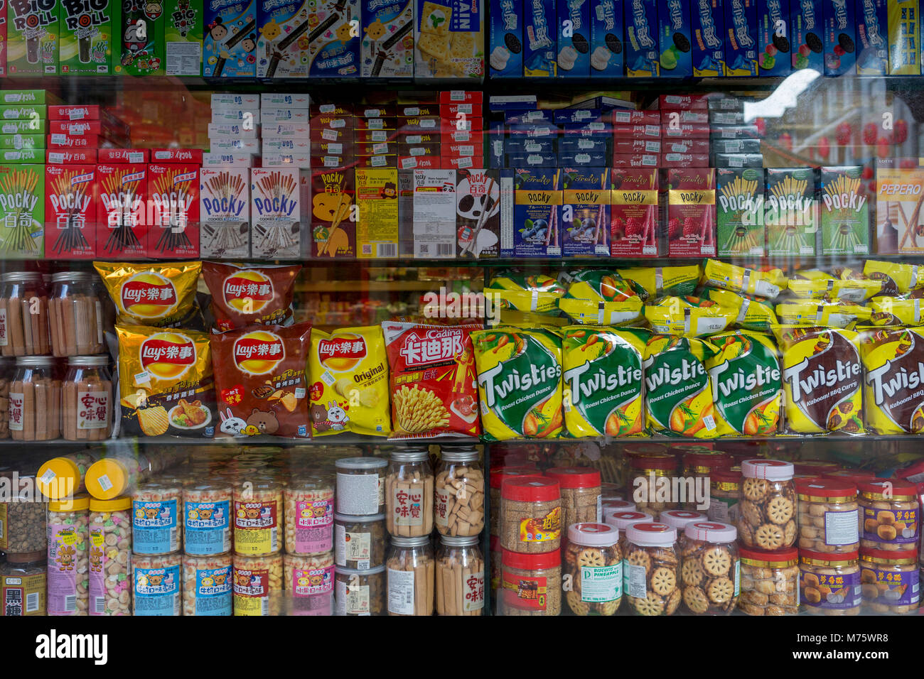 Snacks biscuits packets -Fotos und -Bildmaterial in hoher Auflösung – Alamy