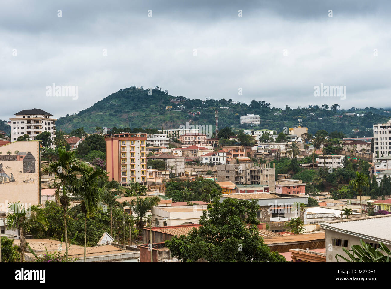 Yaounde cameroon buildings -Fotos und -Bildmaterial in hoher Auflösung ...