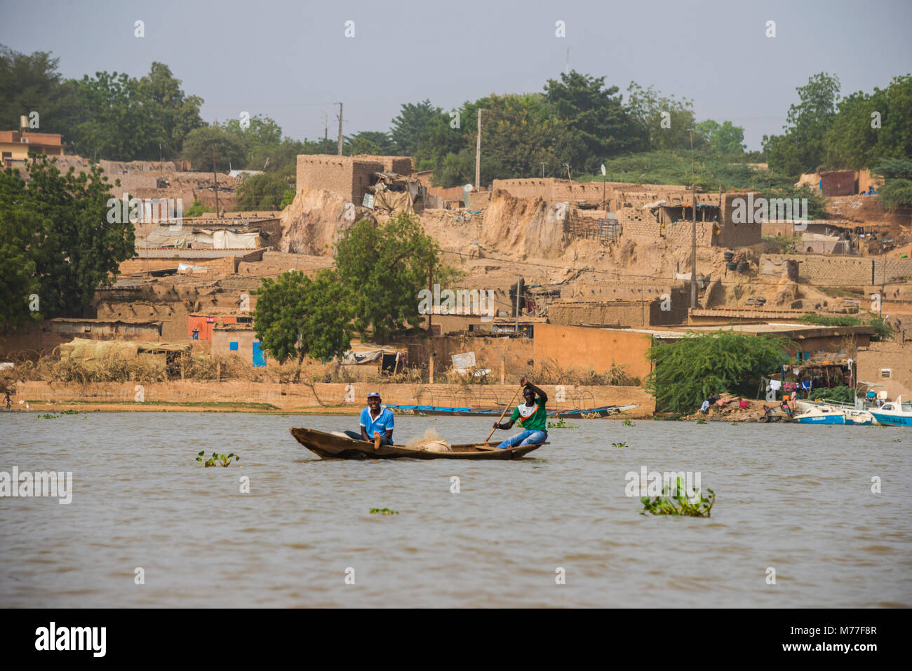 Lokale Piroge auf dem Fluss Niger, Niamey, Niger, Afrika ...