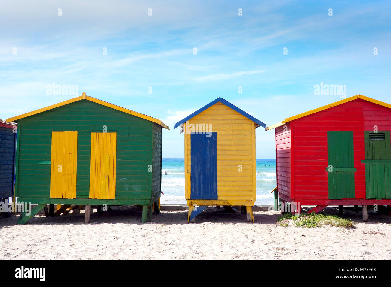 Helle Strand Hütten am Strand von Muizenberg, Kapstadt, Südafrika ...