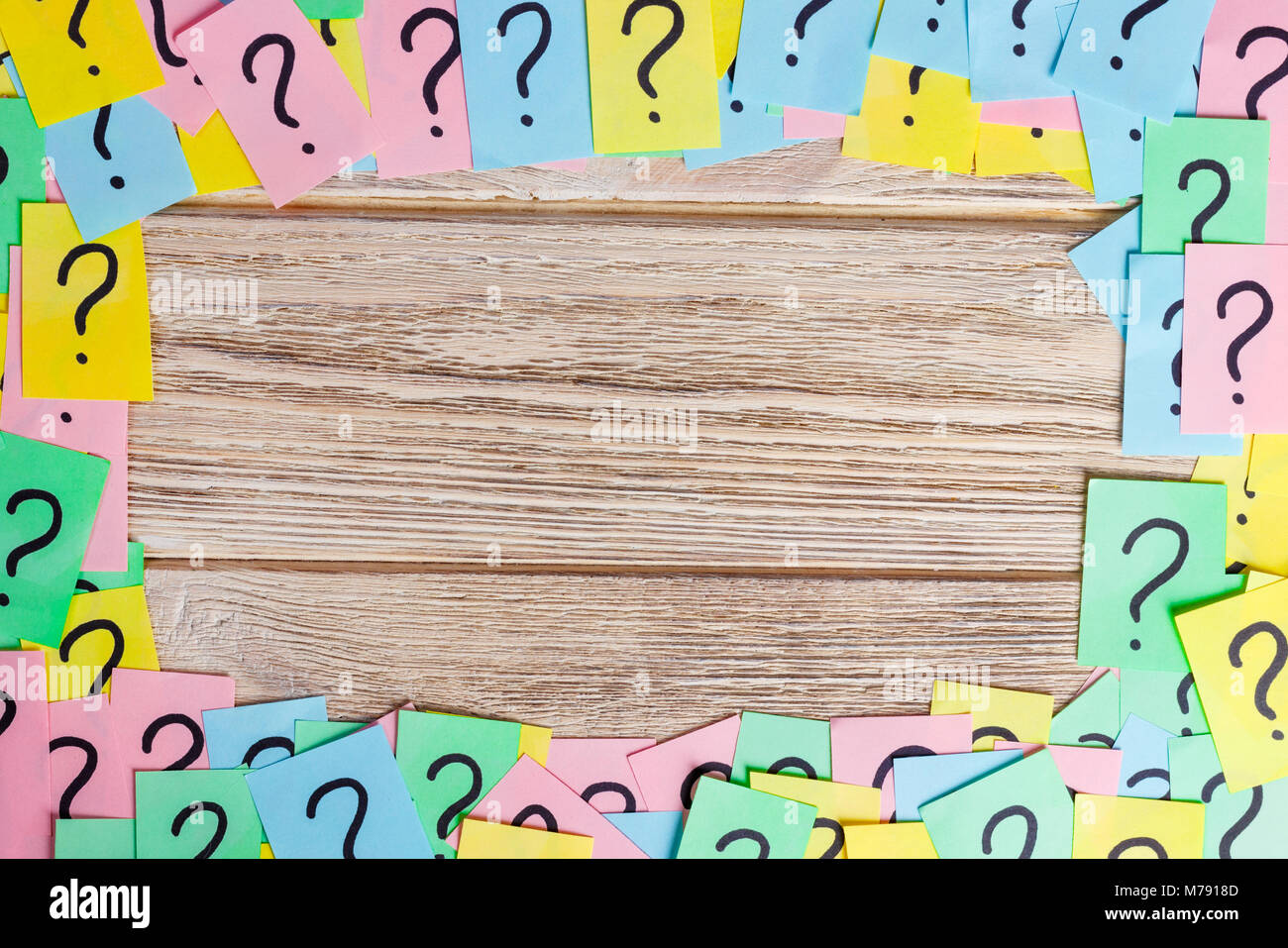 Zerknüllt buntes Papier Rahmen mit Fragezeichen Stockfotografie - Alamy