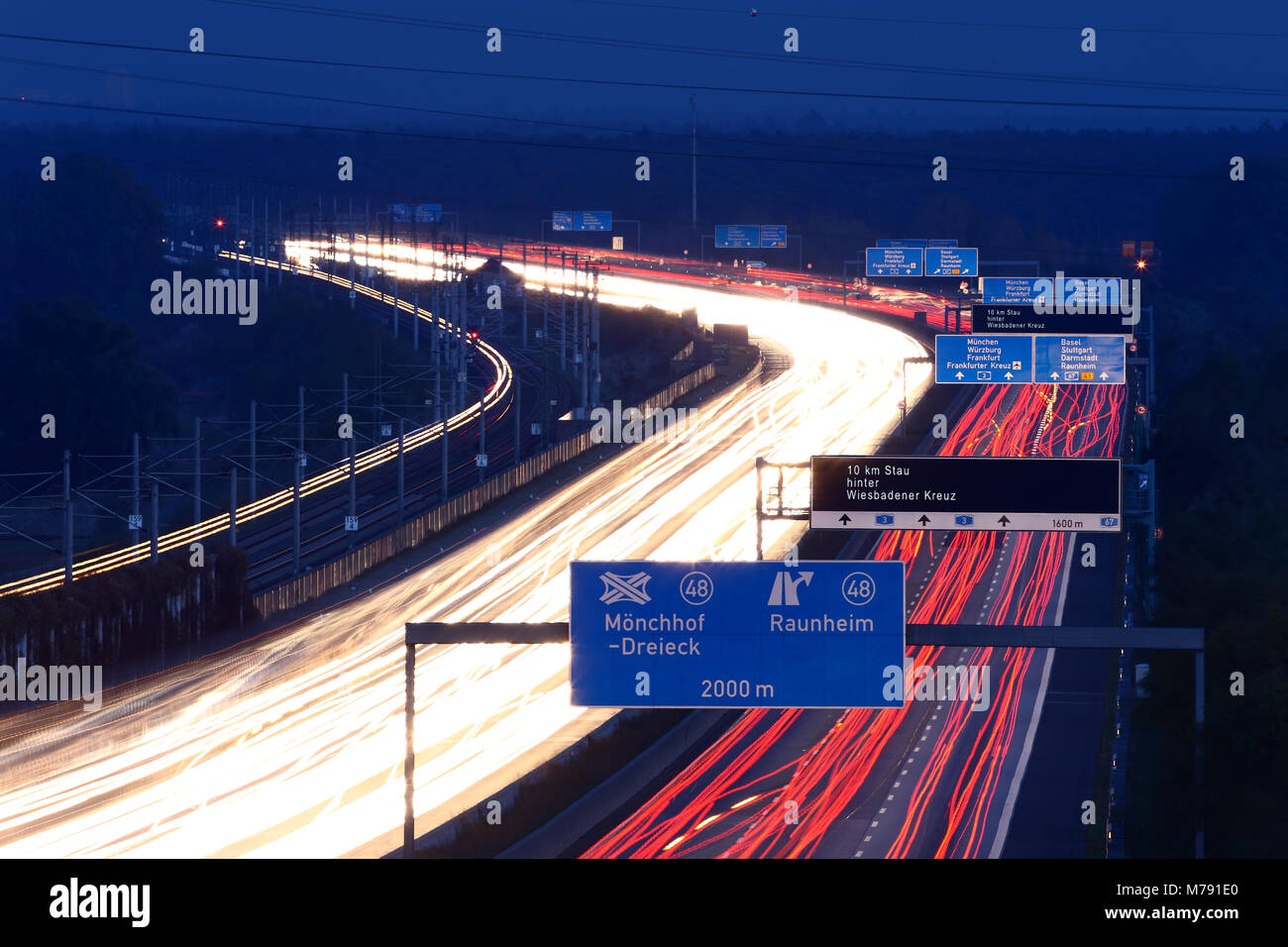 Deutsche Autobahn mit viel Autobahn Zeichen Stockfotografie - Alamy