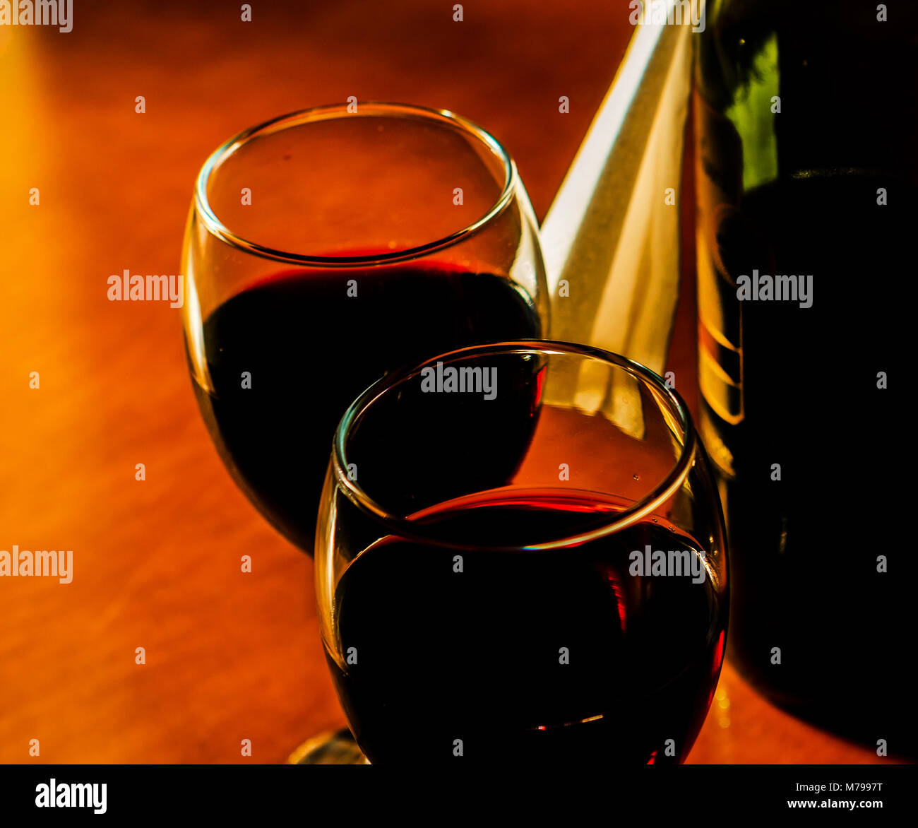 Rotwein im Glas, Feier der einen Moment mit einem Glas Wein, köstliche ...