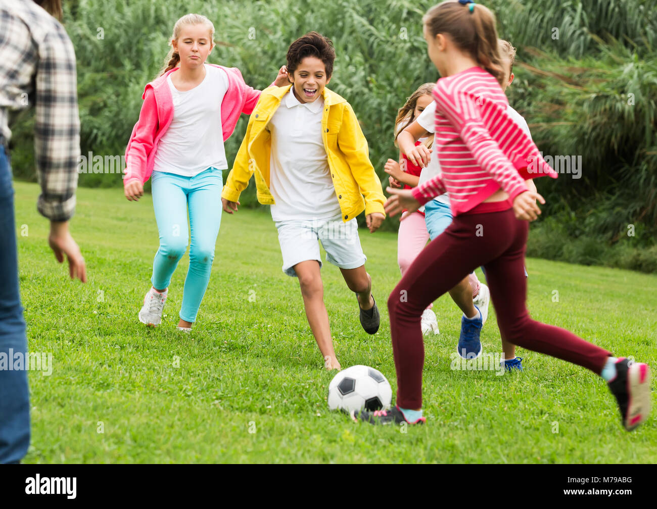 Kinder, Die Fußball Spielen Stockfotos und -bilder Kaufen - Alamy