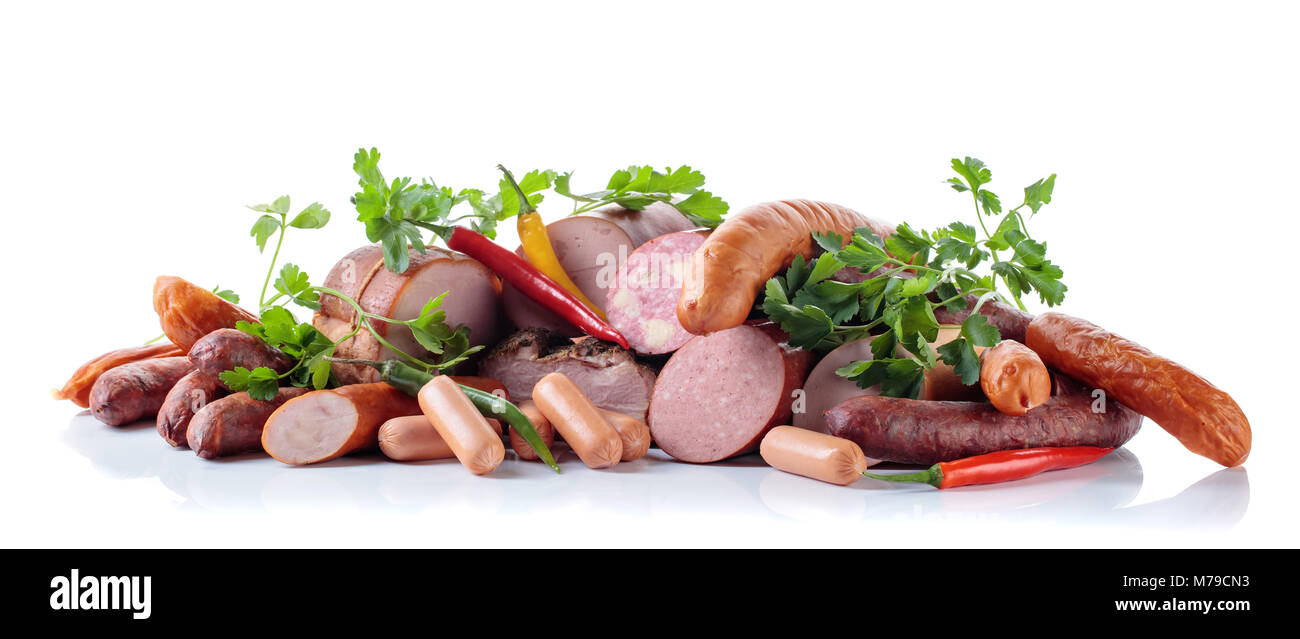 Wurst und geräuchertes Fleisch auf weißem Hintergrund Stockfotografie ...