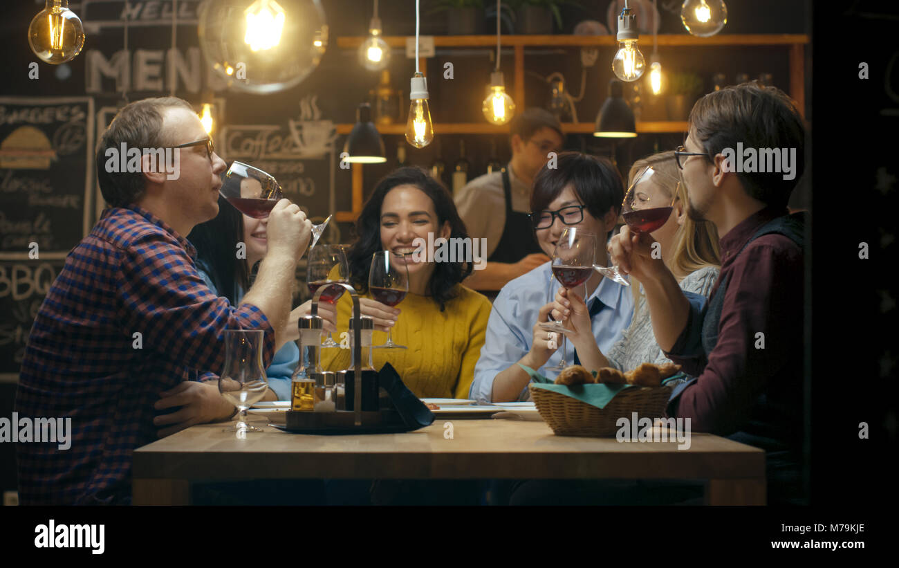 Gruppe von freunden in der bar -Fotos und -Bildmaterial in hoher ...