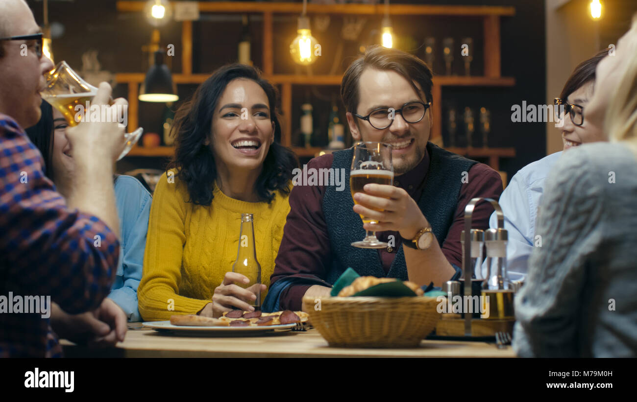 Menschen in der bar -Fotos und -Bildmaterial in hoher Auflösung – Alamy