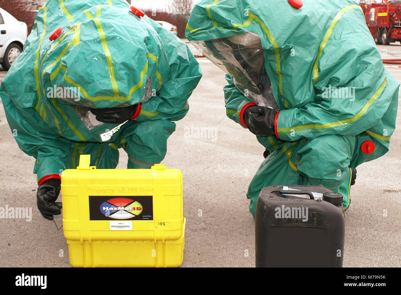 Feuerwehr Gefahrgut Crew Der Pr fung Von Chemikalien Gef hrliche feuerwehr-gefahrgut-crew-der-pr-fung-von-chemikalien-gef-hrliche