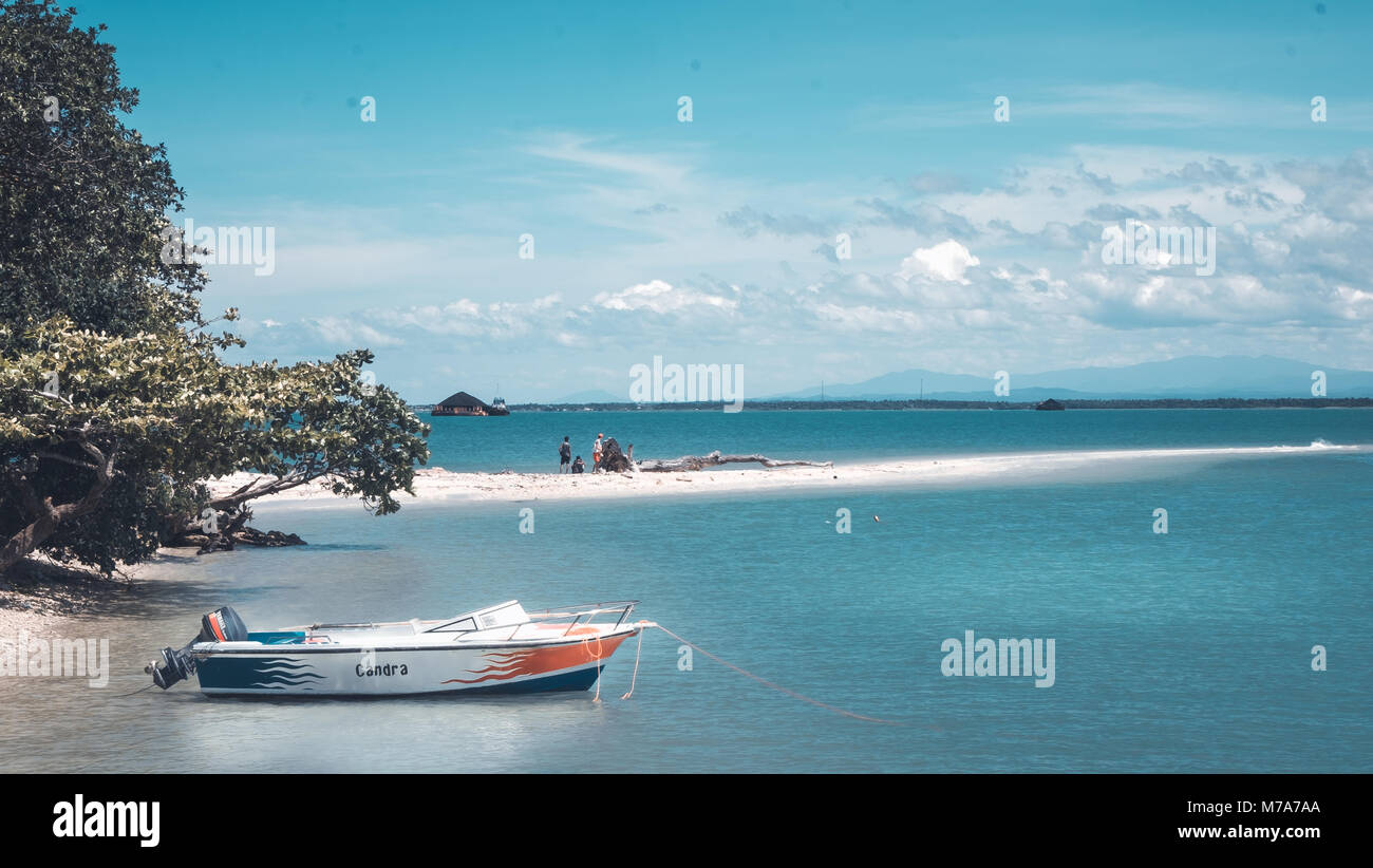 Leaning boat -Fotos und -Bildmaterial in hoher Auflösung – Alamy
