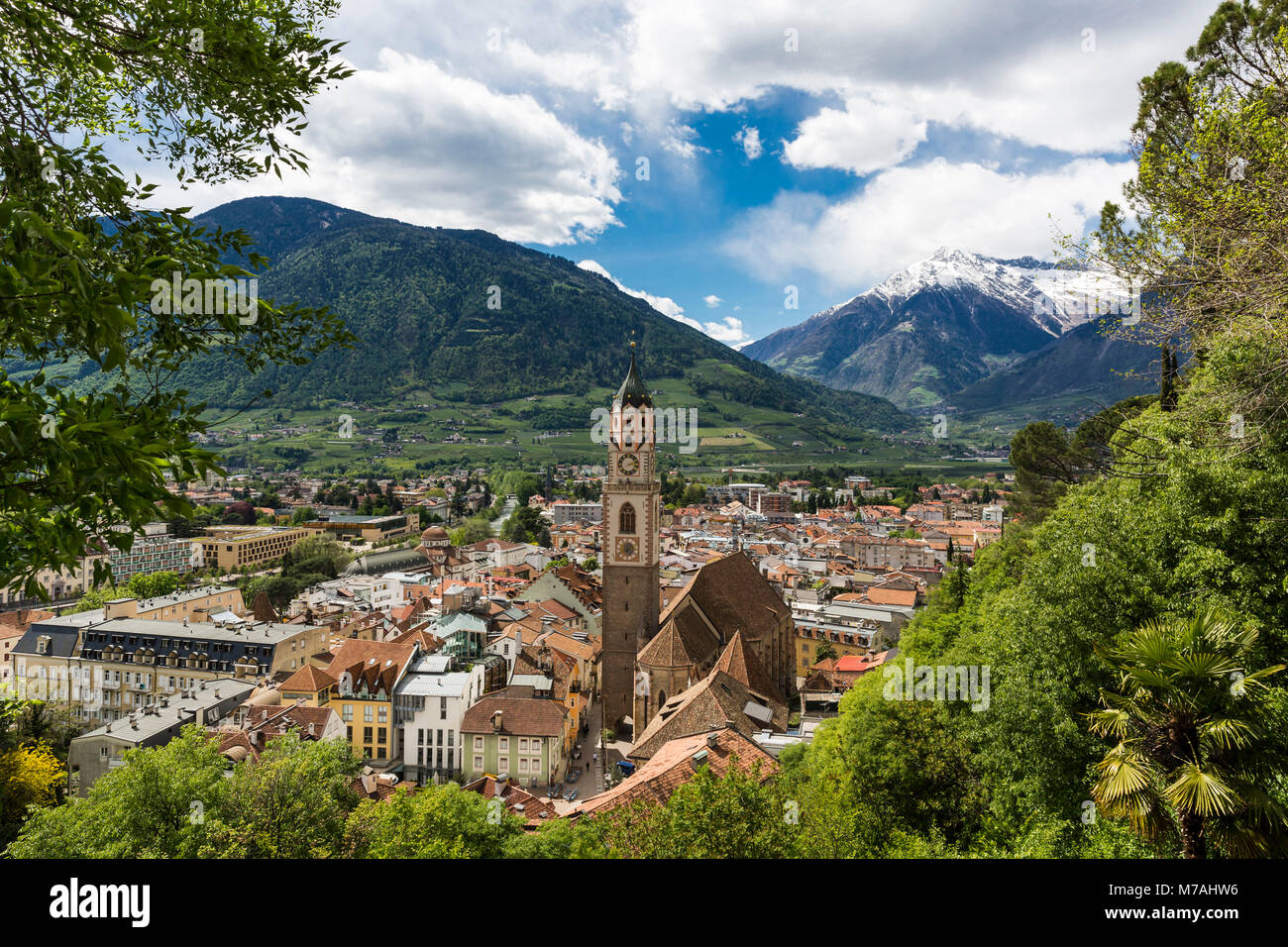 Die Stadt Meran mit Kirche St. Nikolaus in Südtirol vor alpine ...