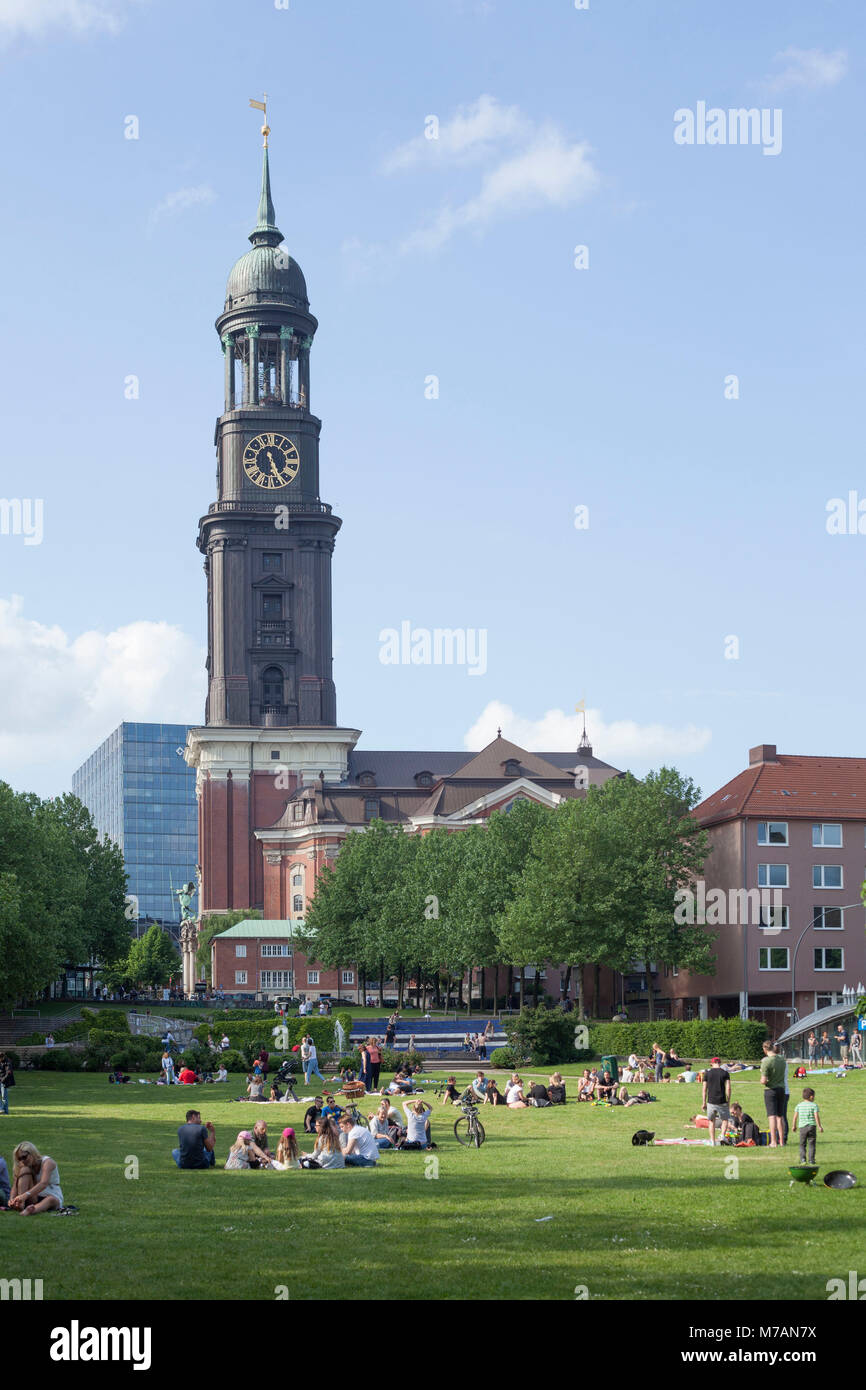 Hamburger Michel, die Kirche St. Michael, Liegewiese, Hamburg ...
