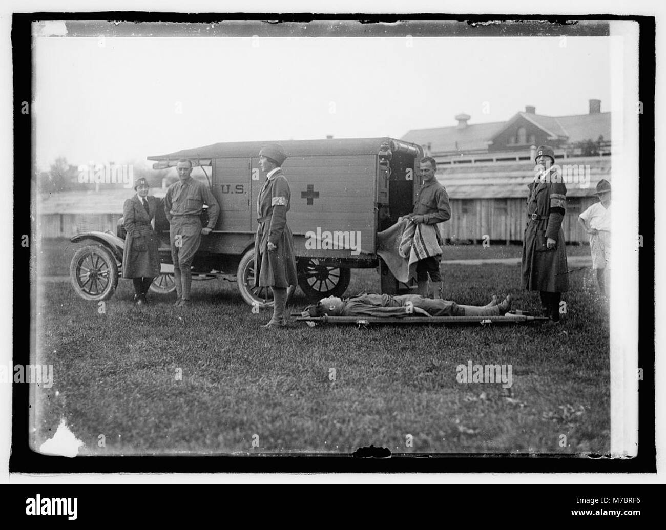 Red cross ambulance -Fotos und -Bildmaterial in hoher Auflösung - Seite ...