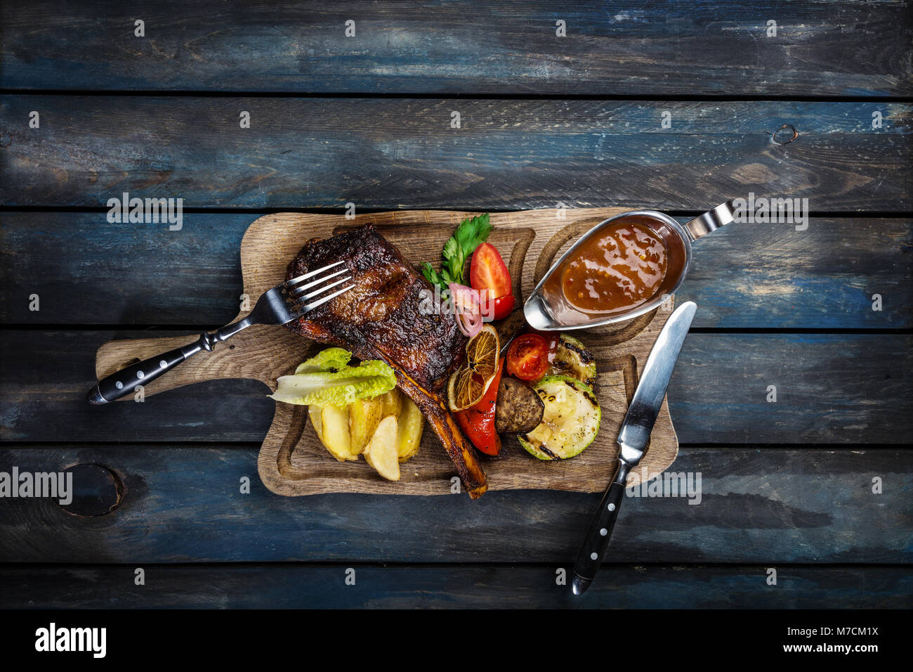 Ribeye Steak auf den Knochen, serviert mit Sauce Jack Daniels ...