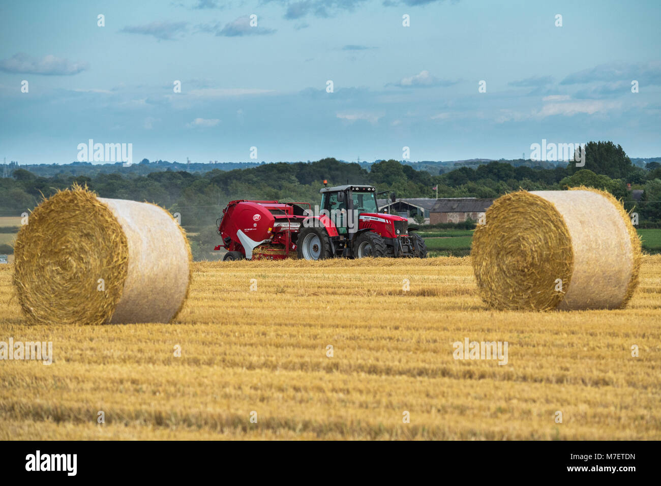 Landwirt in Rot farm Tractor Pulling Rundballenpresse, ist Fahren ...