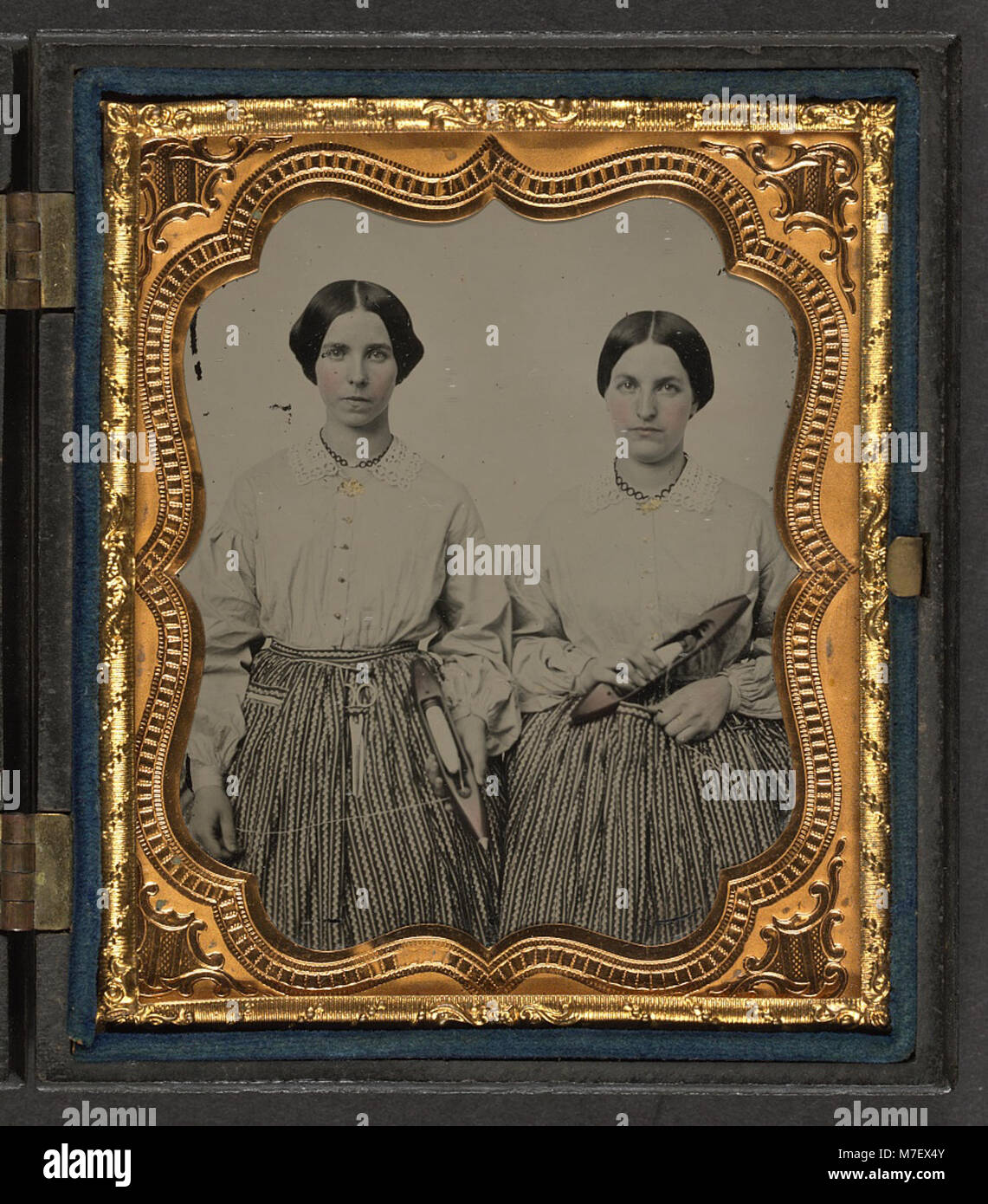 Schwestern in passenden outfits -Fotos und -Bildmaterial in hoher ...
