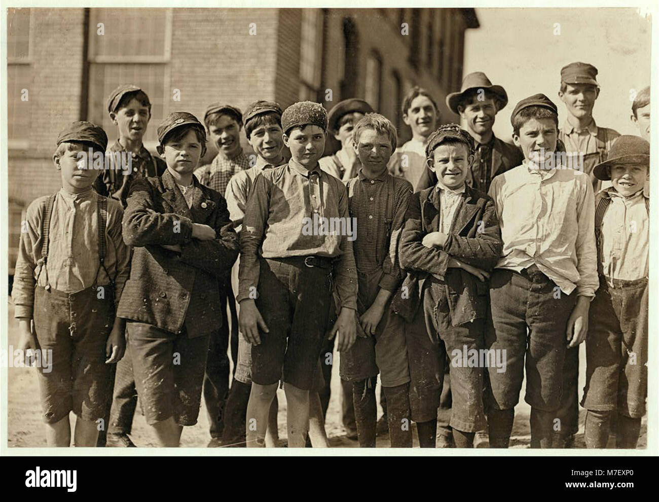 Dieses Bild zeigt Jungen, die in den Wellingham Cotton Mills in Macon ...