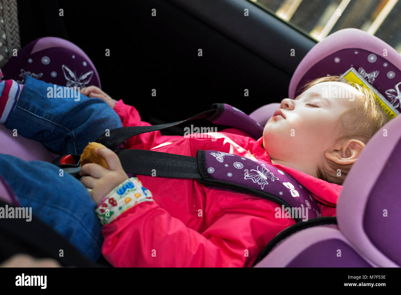 Sleeping toddler automobile -Fotos und -Bildmaterial in hoher Auflösung ...