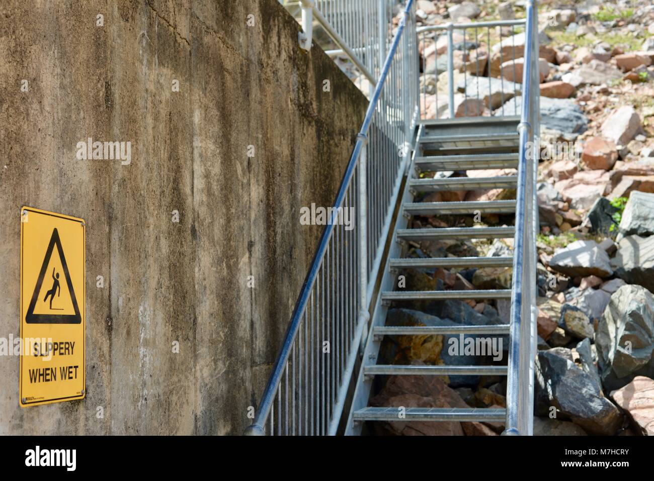 Rutschgefahr bei Nässe mit Bild des Menschen umfallen, Ross, Ross River ...
