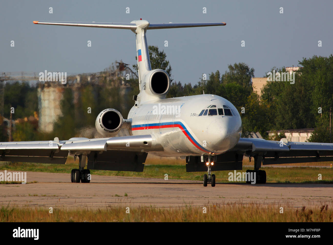 Tu-154 B-2 airliner der russischen Luftwaffe am Chkalovsky Prospekt am ...