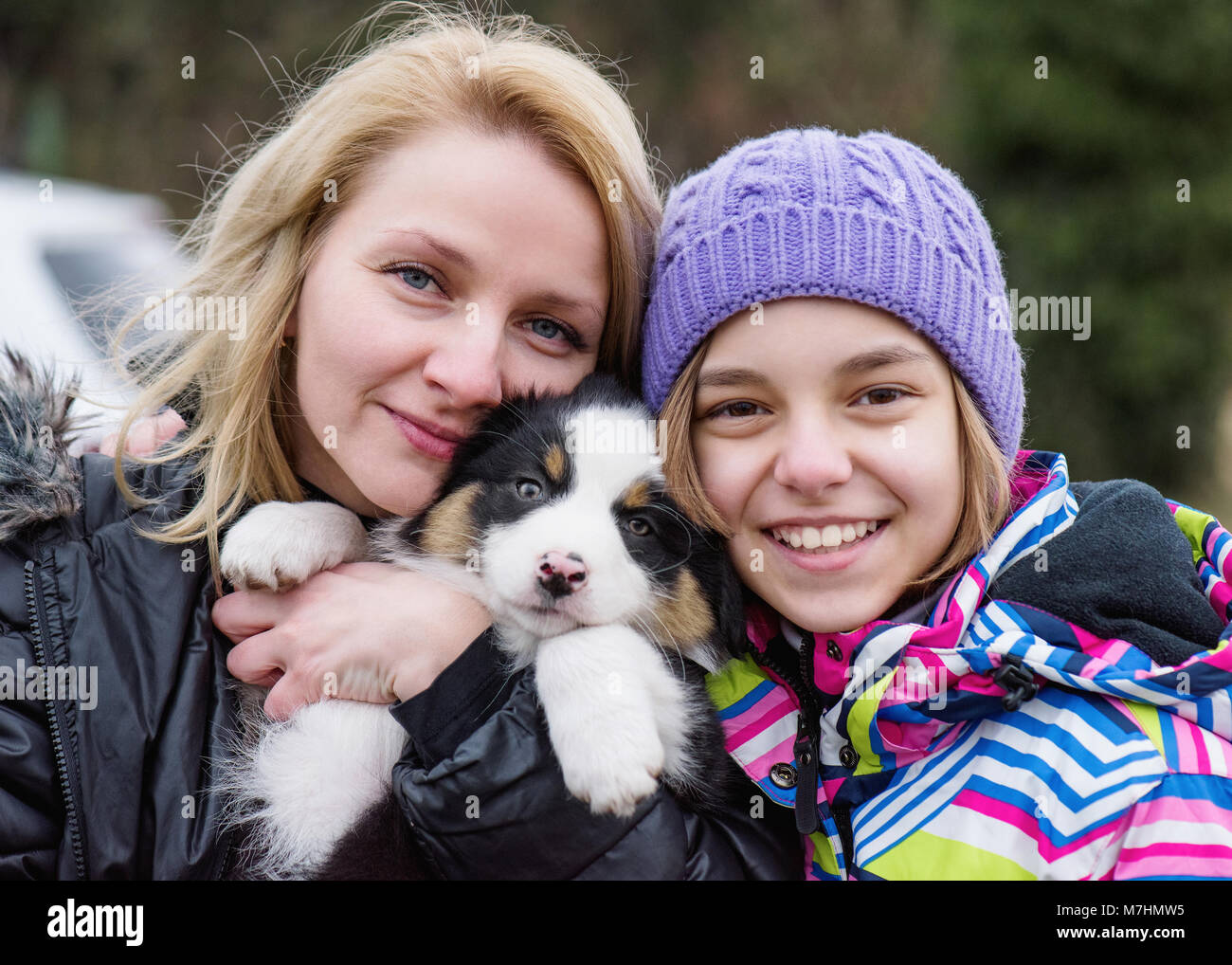 Junge mutter mit tochter mit hund -Fotos und -Bildmaterial in hoher ...