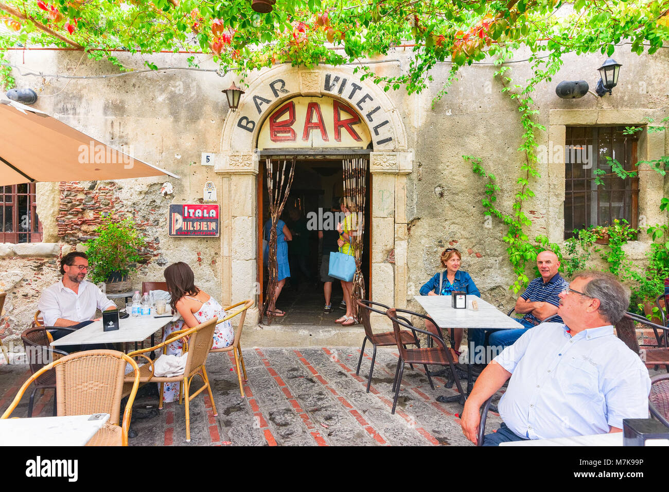 Savoca, Italien - 27 September 2017: Vitelli Bar mit Touristen in ...