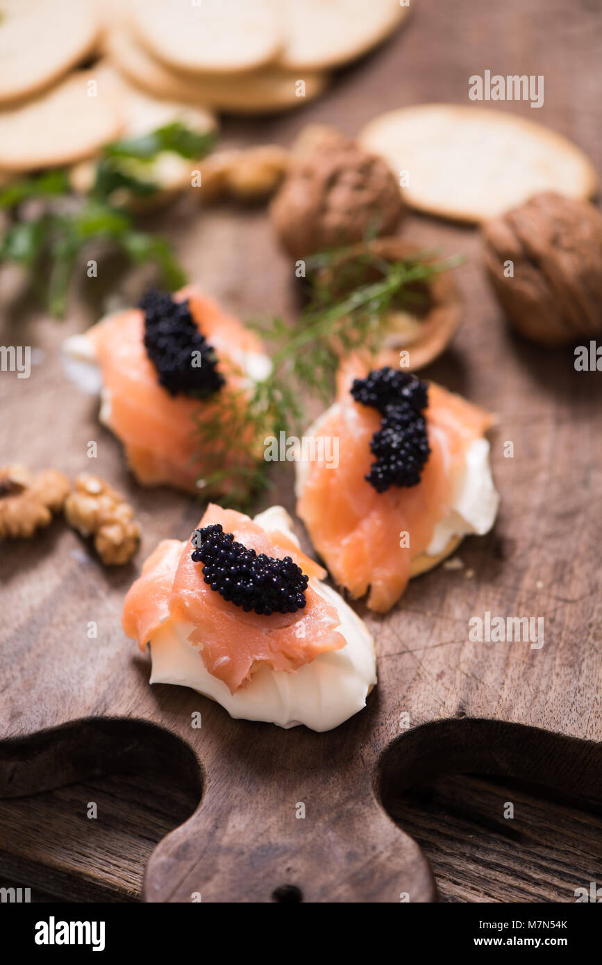 Canapés mit geräuchertem Lachs und Kaviar Stockfotografie - Alamy