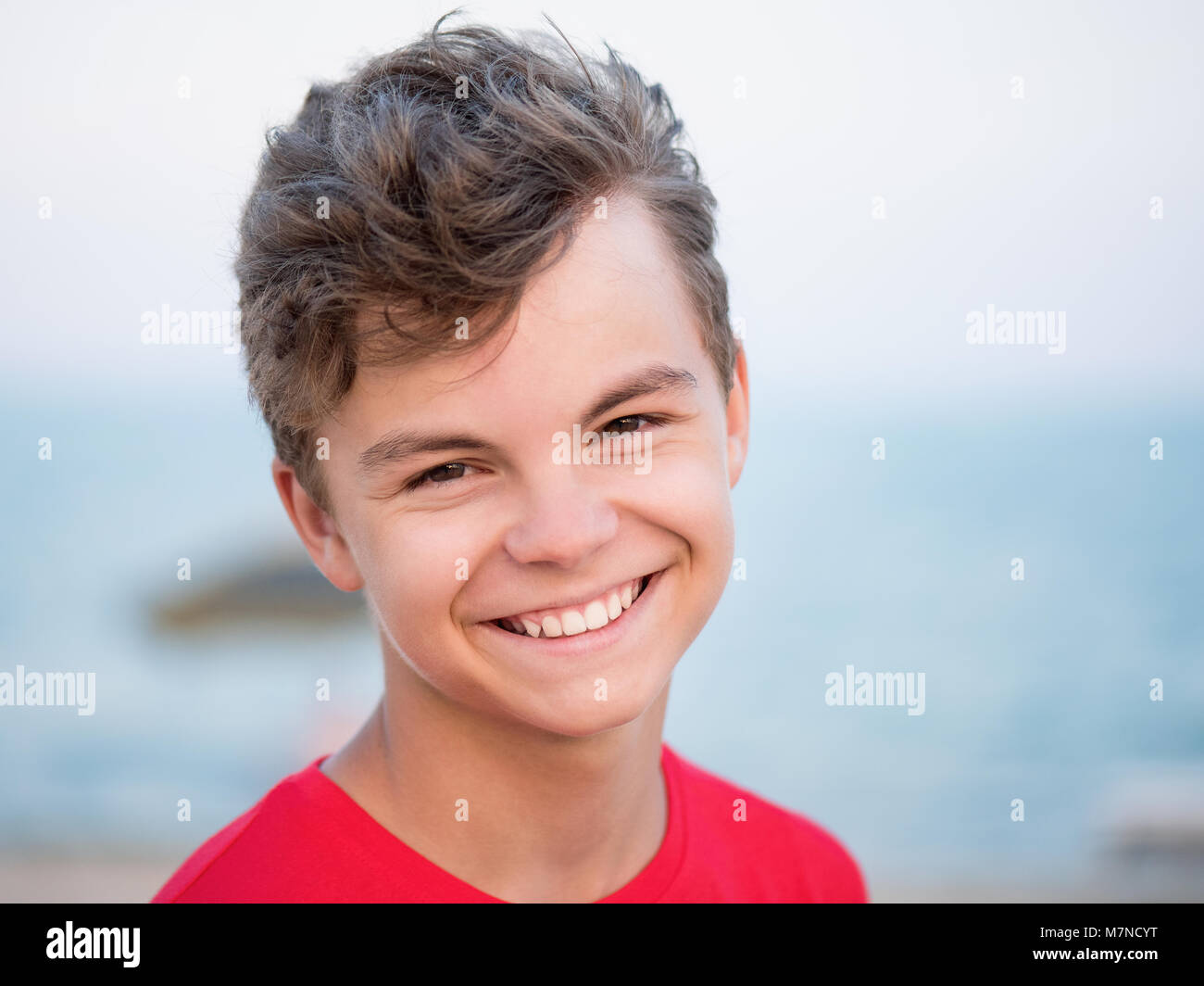 Teenager jugendliche junge leute -Fotos und -Bildmaterial in hoher ...