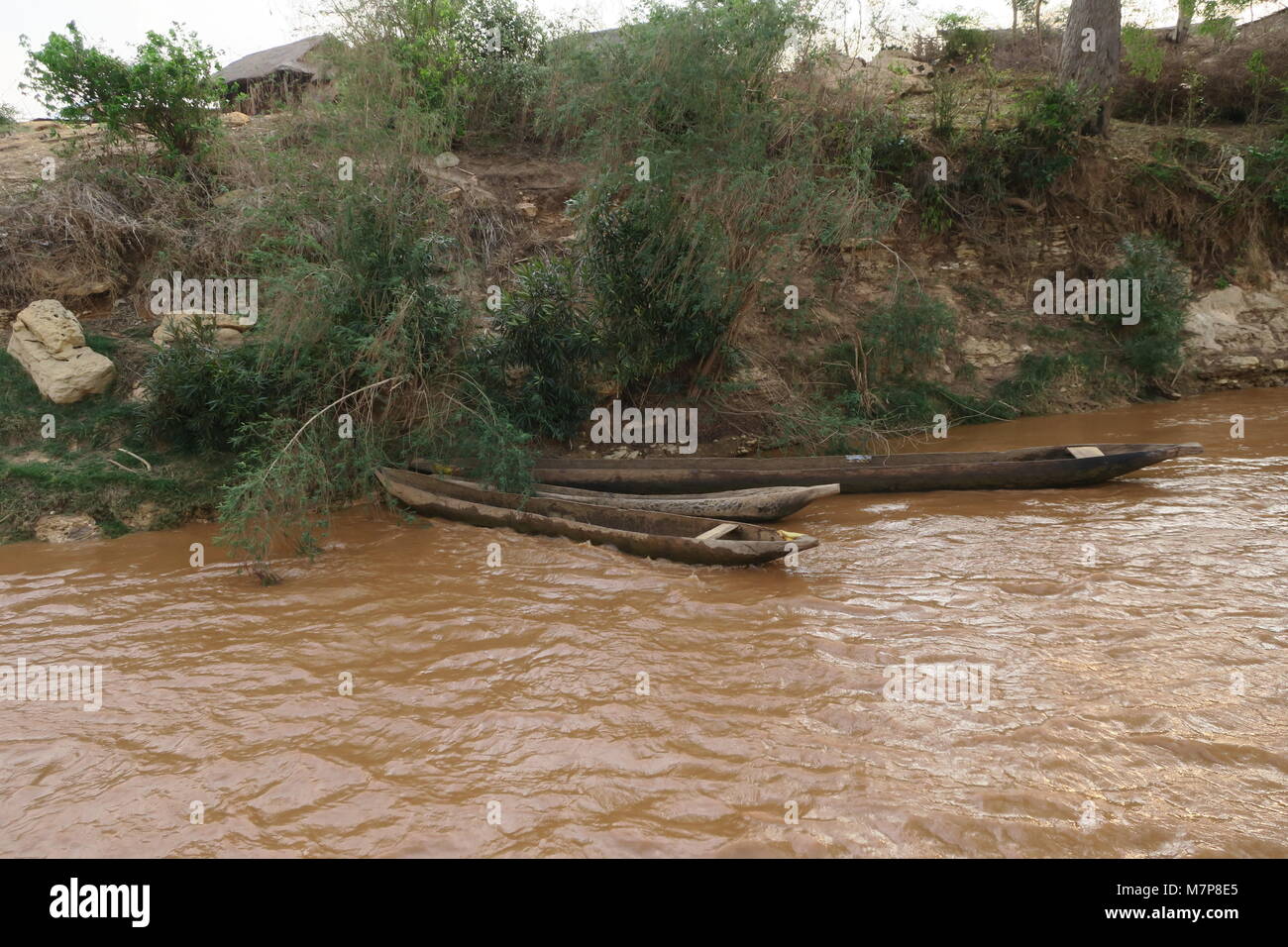Pirogue, unterstand, Kanu auf dem Tsiribihina Fluss, Madagaskar ...