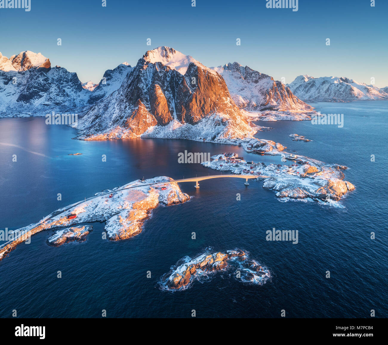Luftaufnahme der Reine und Hamnoy bei Sonnenaufgang im Winter. Lofoten ...