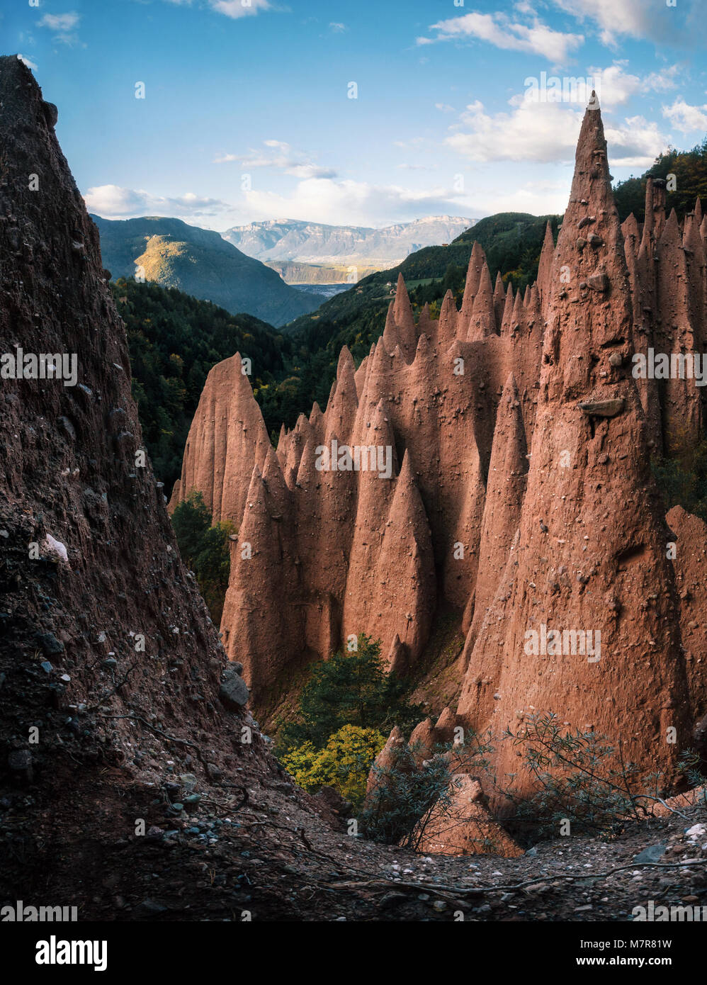 Piramides de tierra Stockfotos und -bilder Kaufen - Alamy