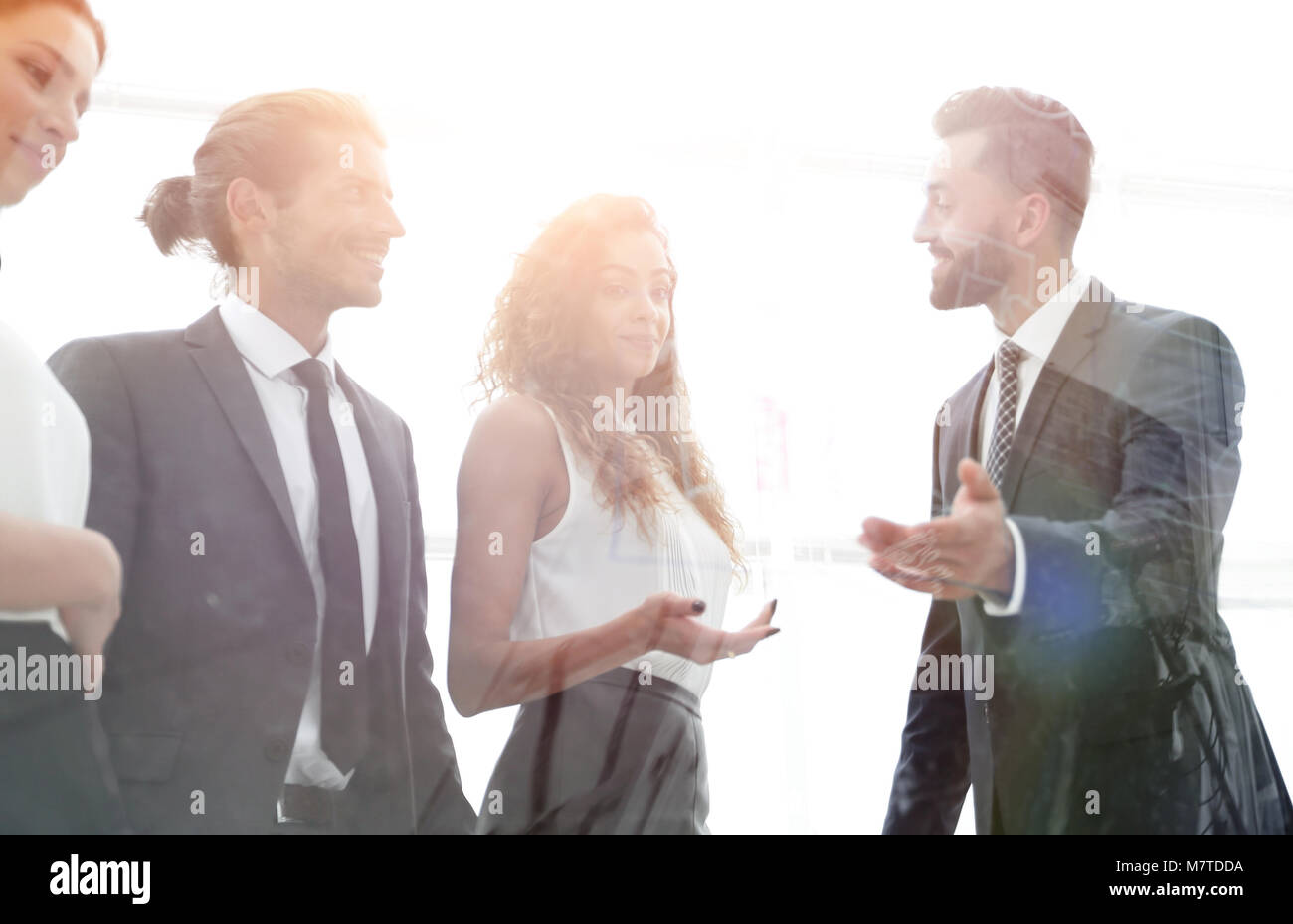 Unternehmen, die Menschen sprechen im Amt Stockfotografie - Alamy