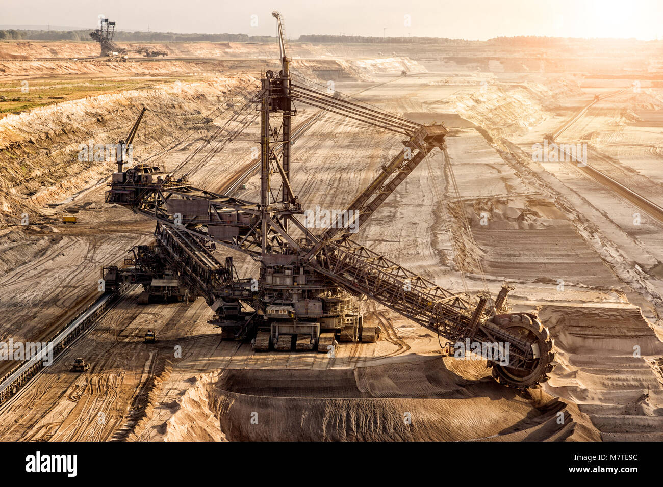 Schaufelrad Bagger in einem Braunkohle-Tagebau Bergbau Bergwerk ...