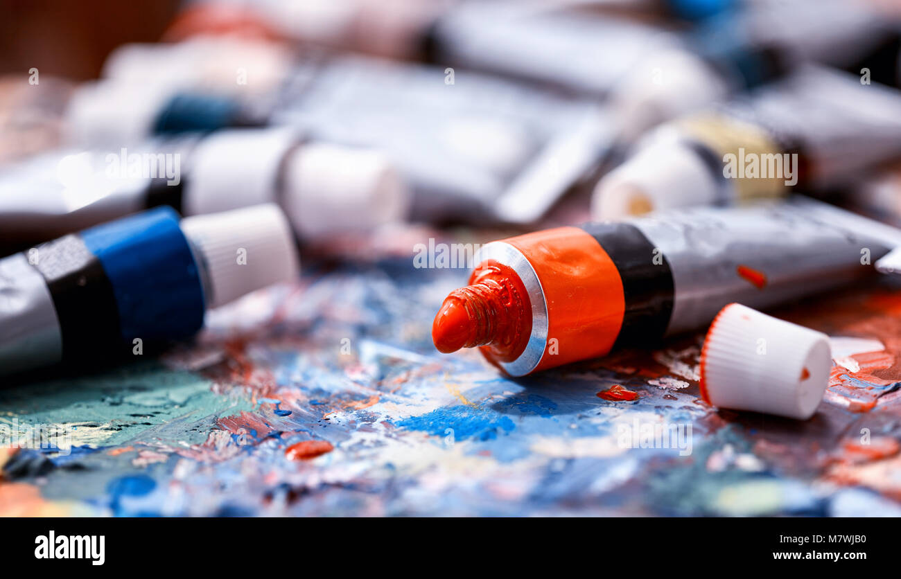 Authentische Pinsel noch Leben auf der Tabelle im Kunstunterricht der ...