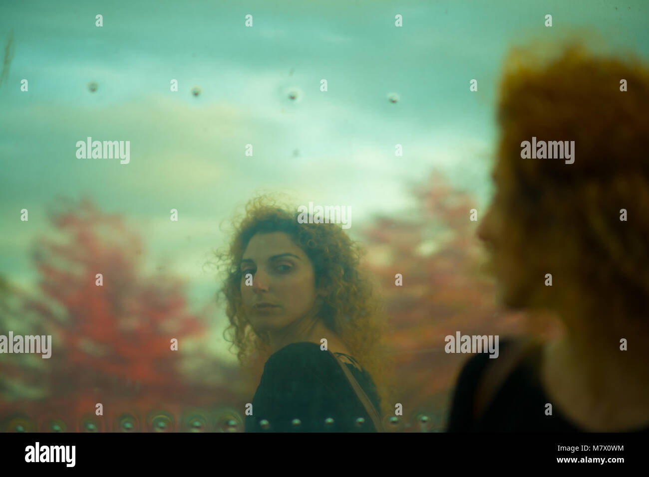 Frau mit einem Blick auf die Reflexion an der Seite des American Style ...