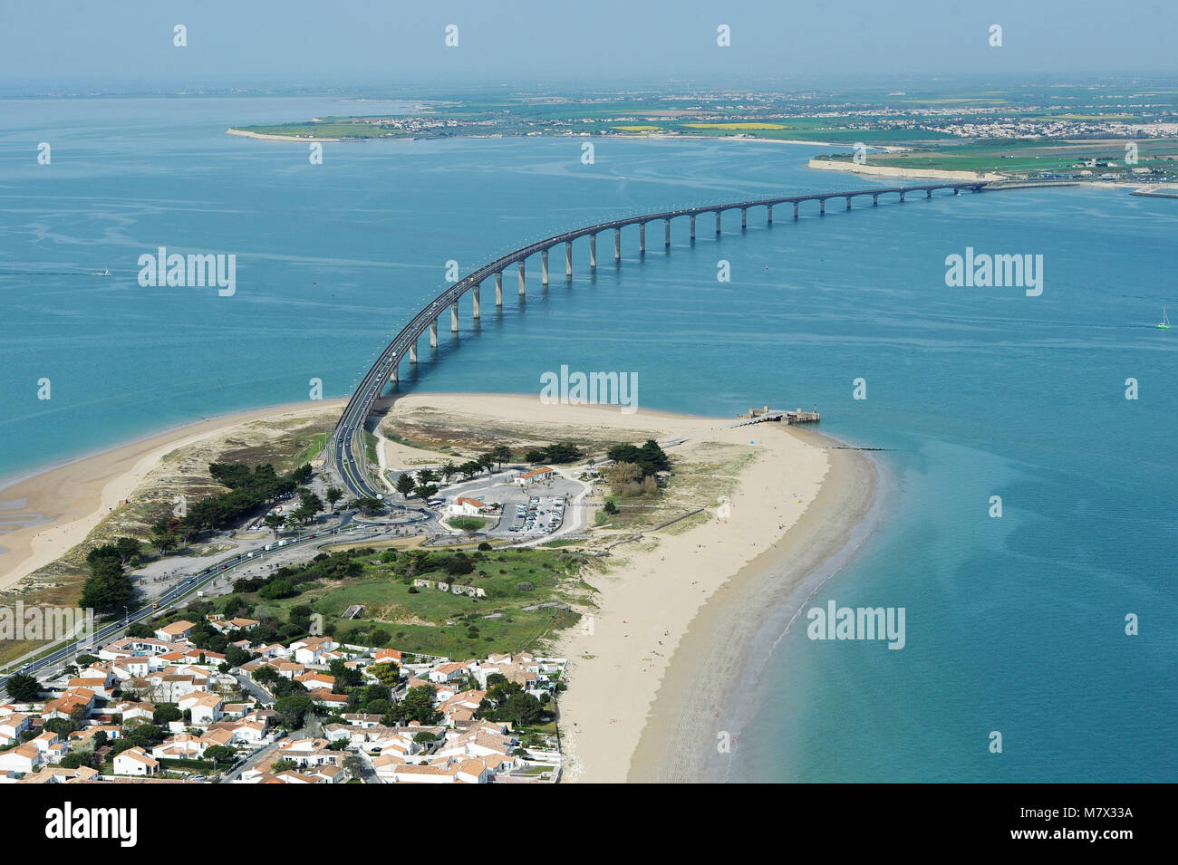 Luftaufnahme der Ile de Re Brücke (Isle of Rhe), an der Westküste ...