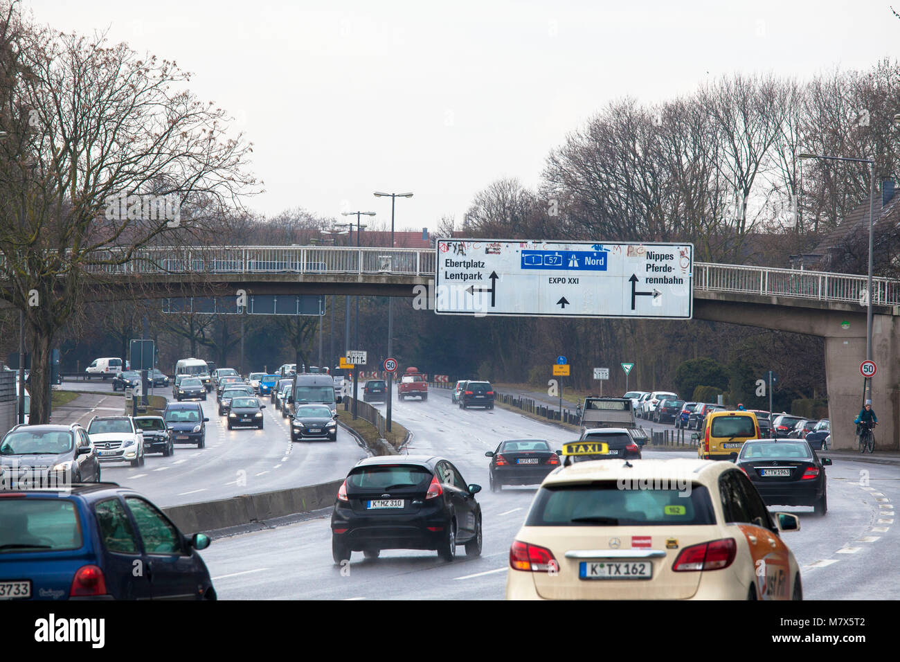 Rush hour autos -Fotos und -Bildmaterial in hoher Auflösung – Alamy