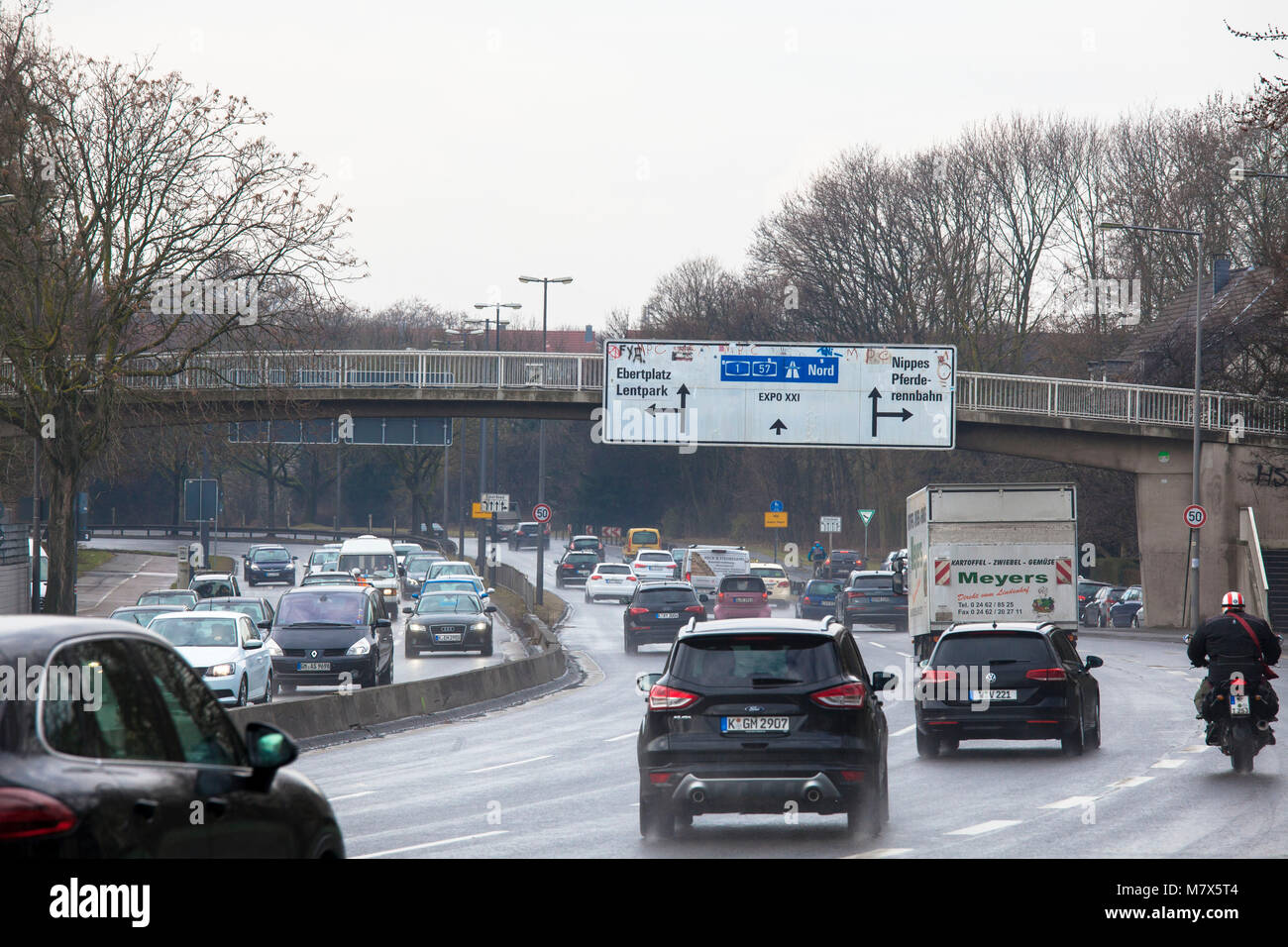 Rush hour autos -Fotos und -Bildmaterial in hoher Auflösung – Alamy