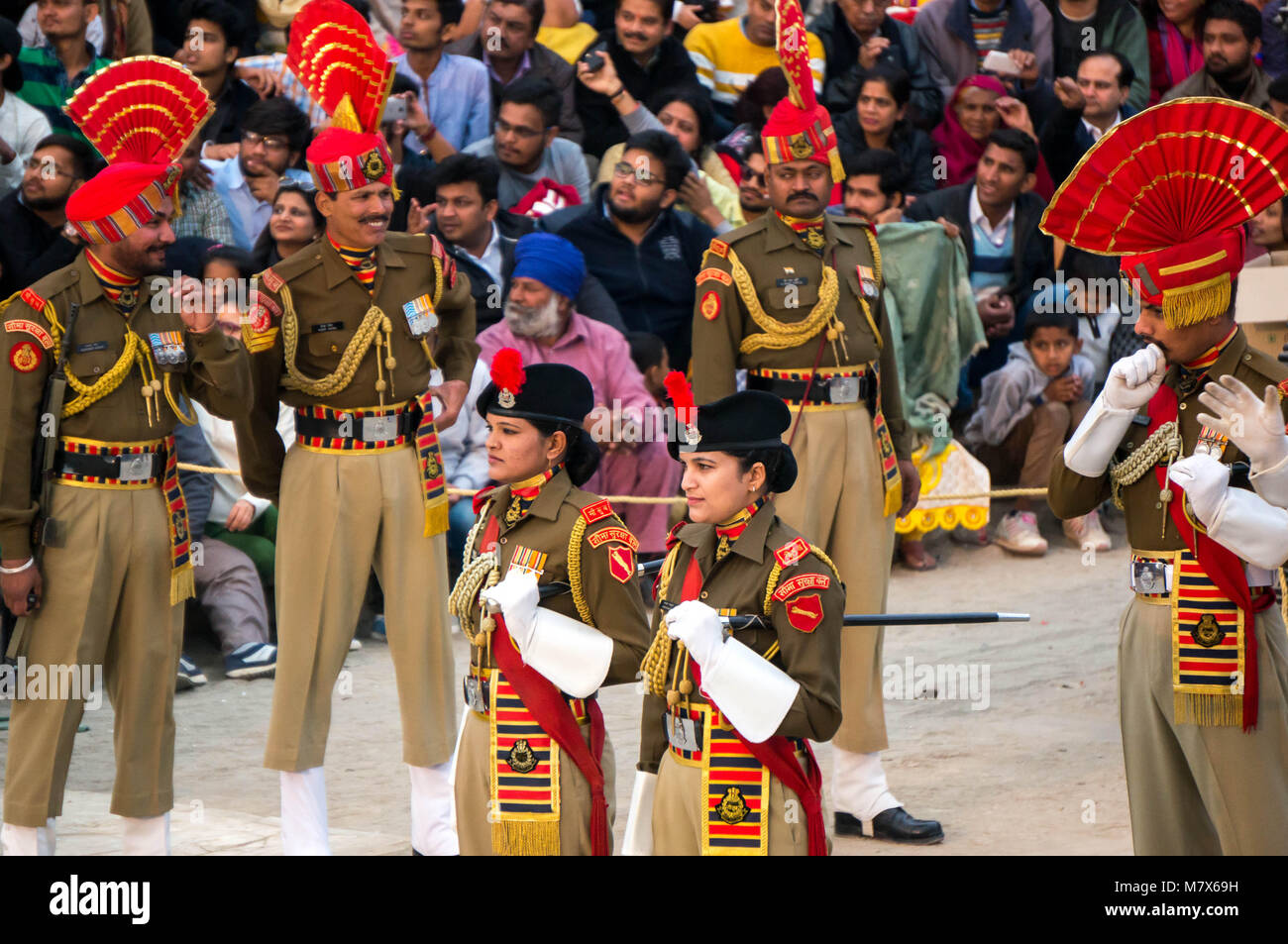 Die Schließung der Grenze zwischen Indien und Pakistan. Zeremonie aus ...