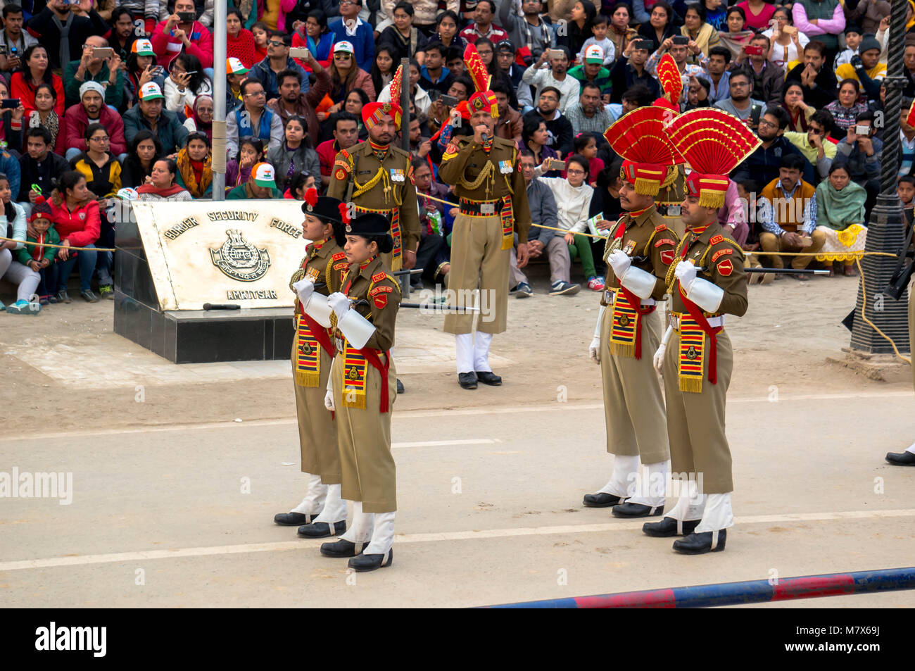 Die Schließung der Grenze zwischen Indien und Pakistan. Zeremonie aus ...
