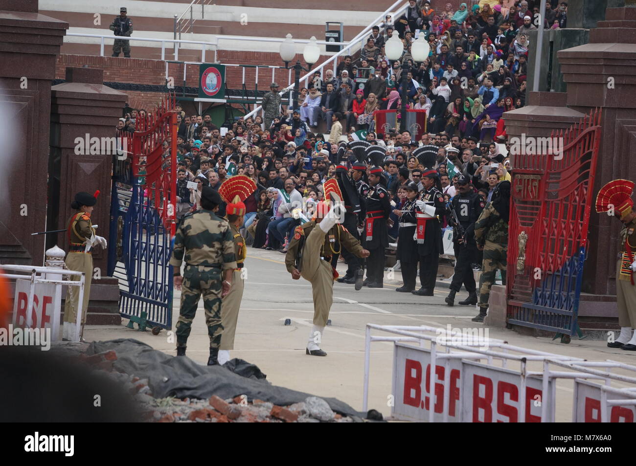 Die Schließung der Grenze zwischen Indien und Pakistan. Zeremonie aus ...