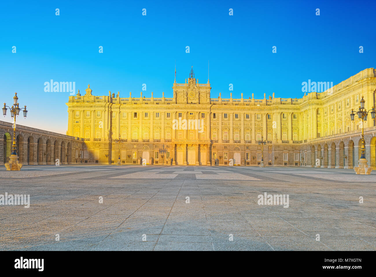 Royal Palace in Madrid (Palacio Real de Madrid) und Armory Square am ...