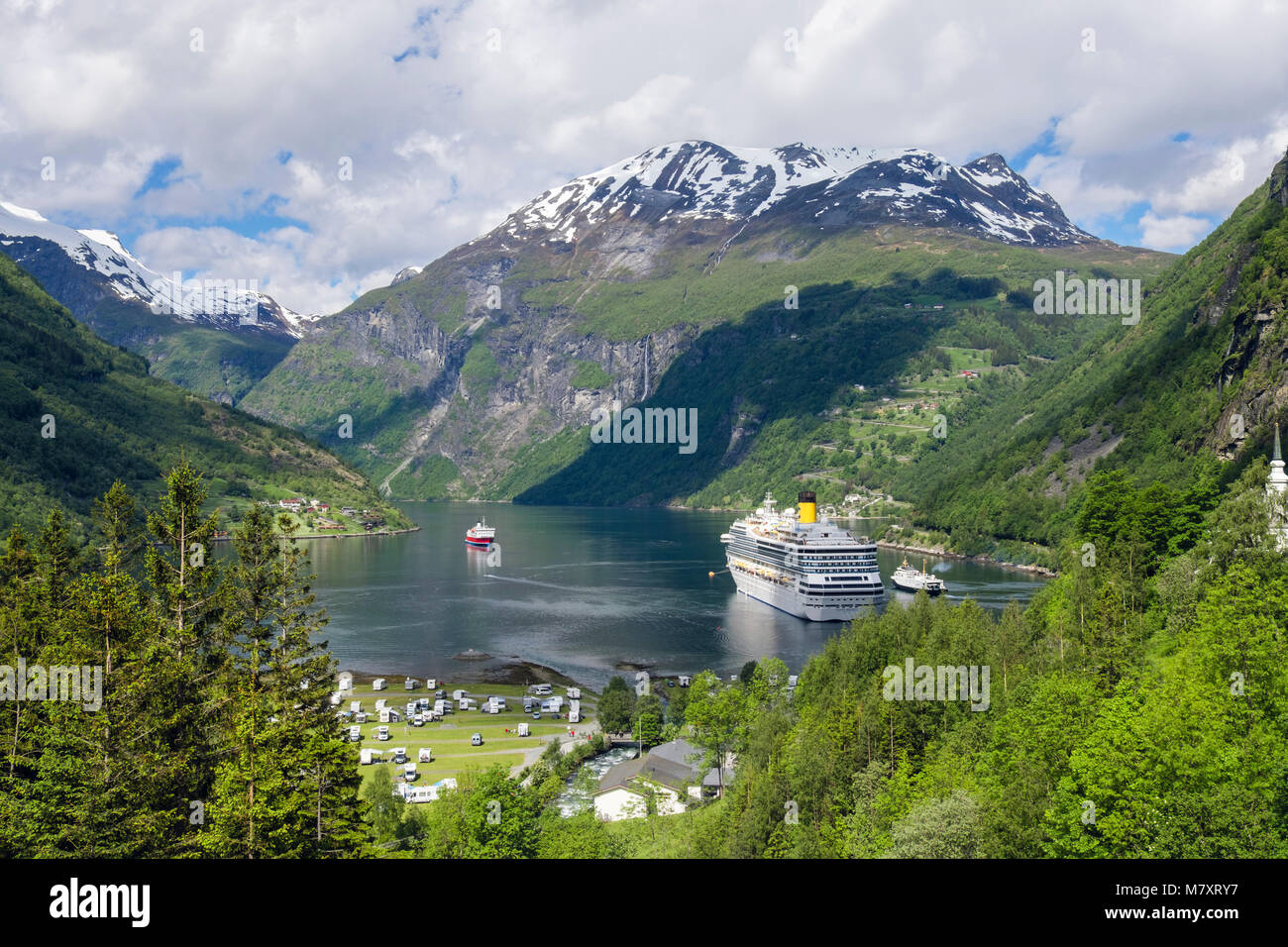 Kreuzfahrtschiff Ocean Liner Costa Magica oder in Geiranger Geiranger ...