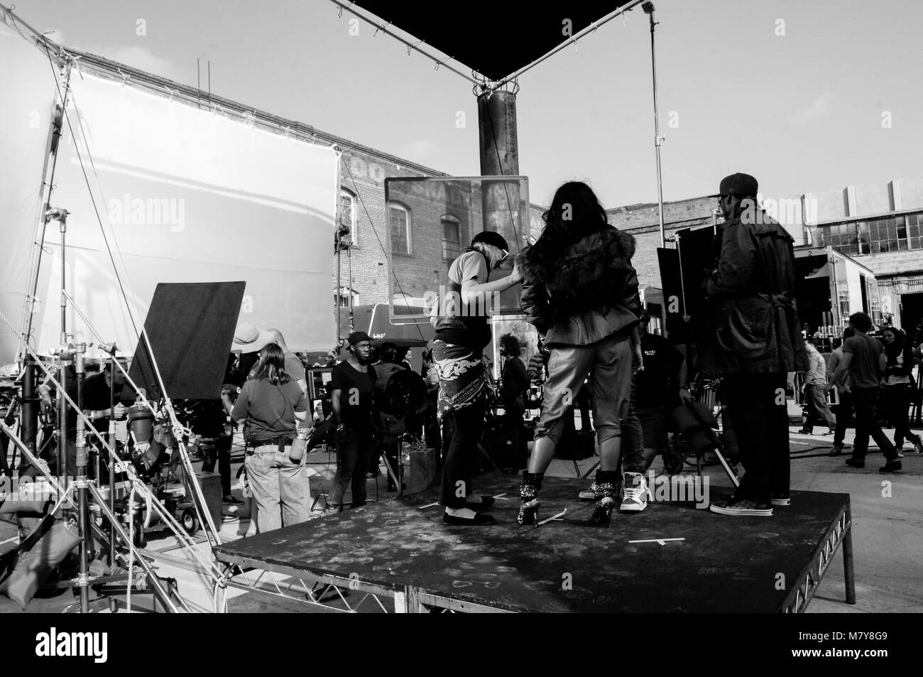 Rapper 50 cent mit seiner crew Schwarzweiß-Stockfotos und -bilder - Alamy