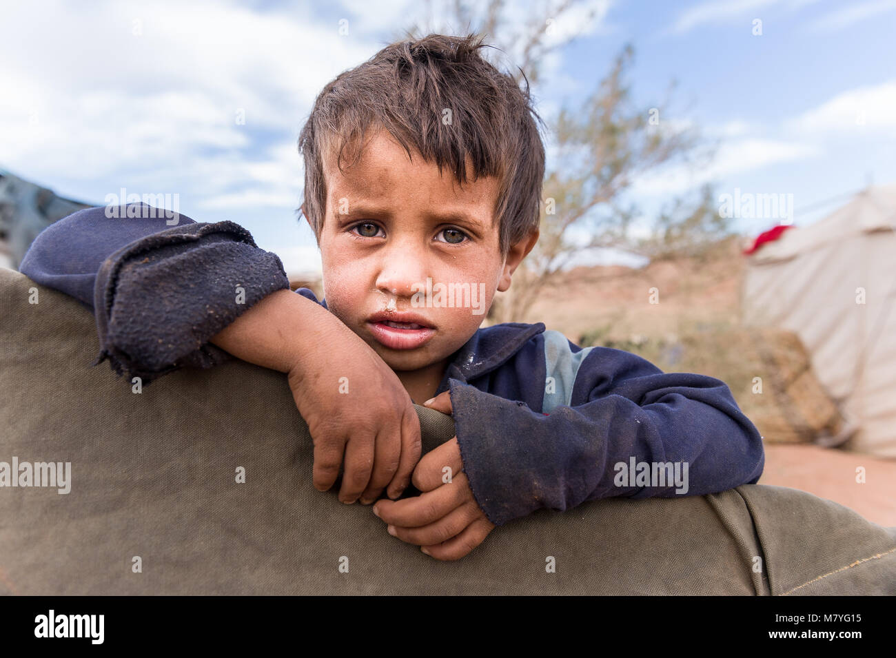 Jungen Beduinen Junge mit seiner Familie an der Grenze zu Jordanien und ...