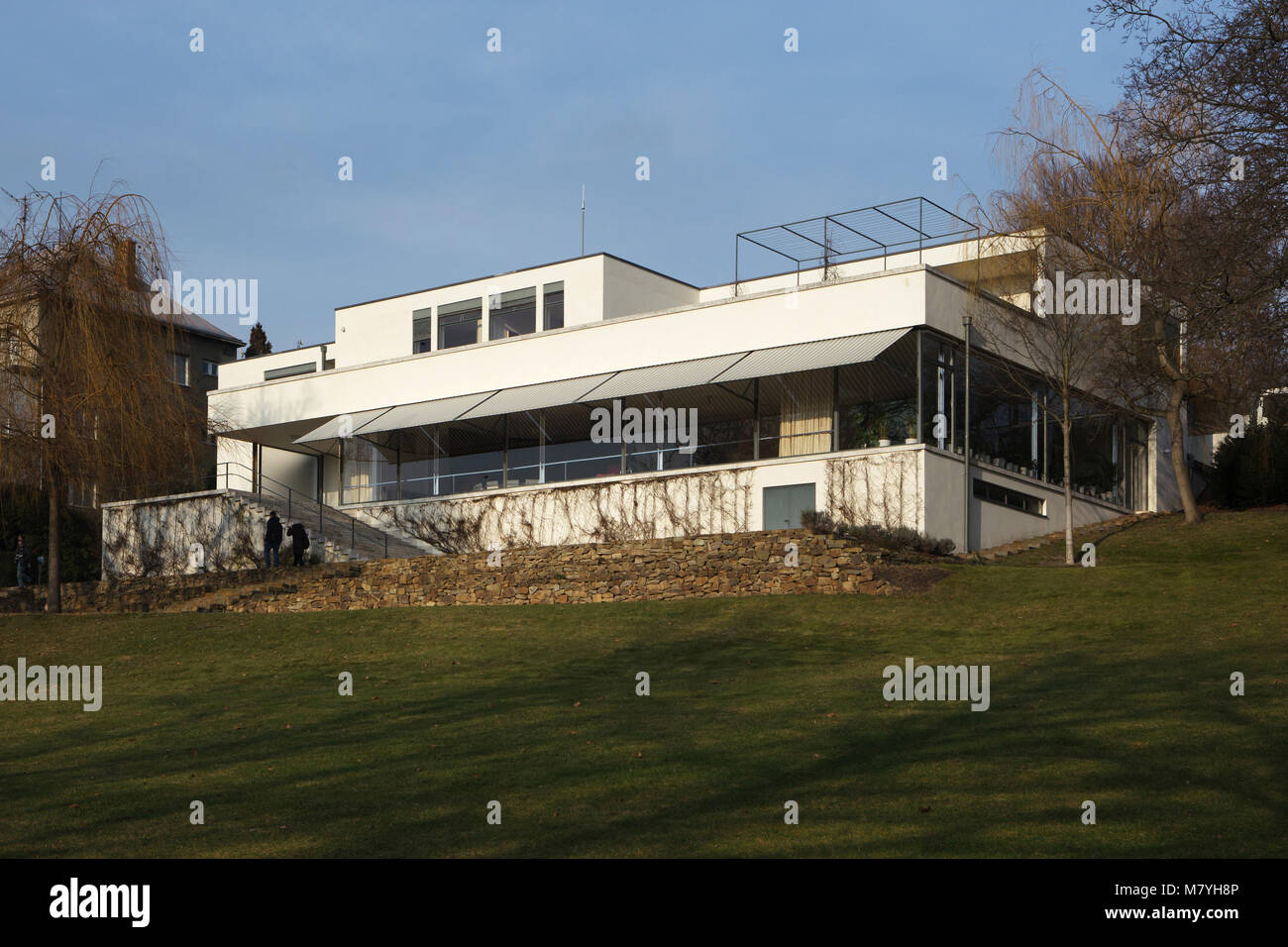 Villa Tugendhat in Brünn, Tschechien, dargestellt vom Garten aus. Die ...