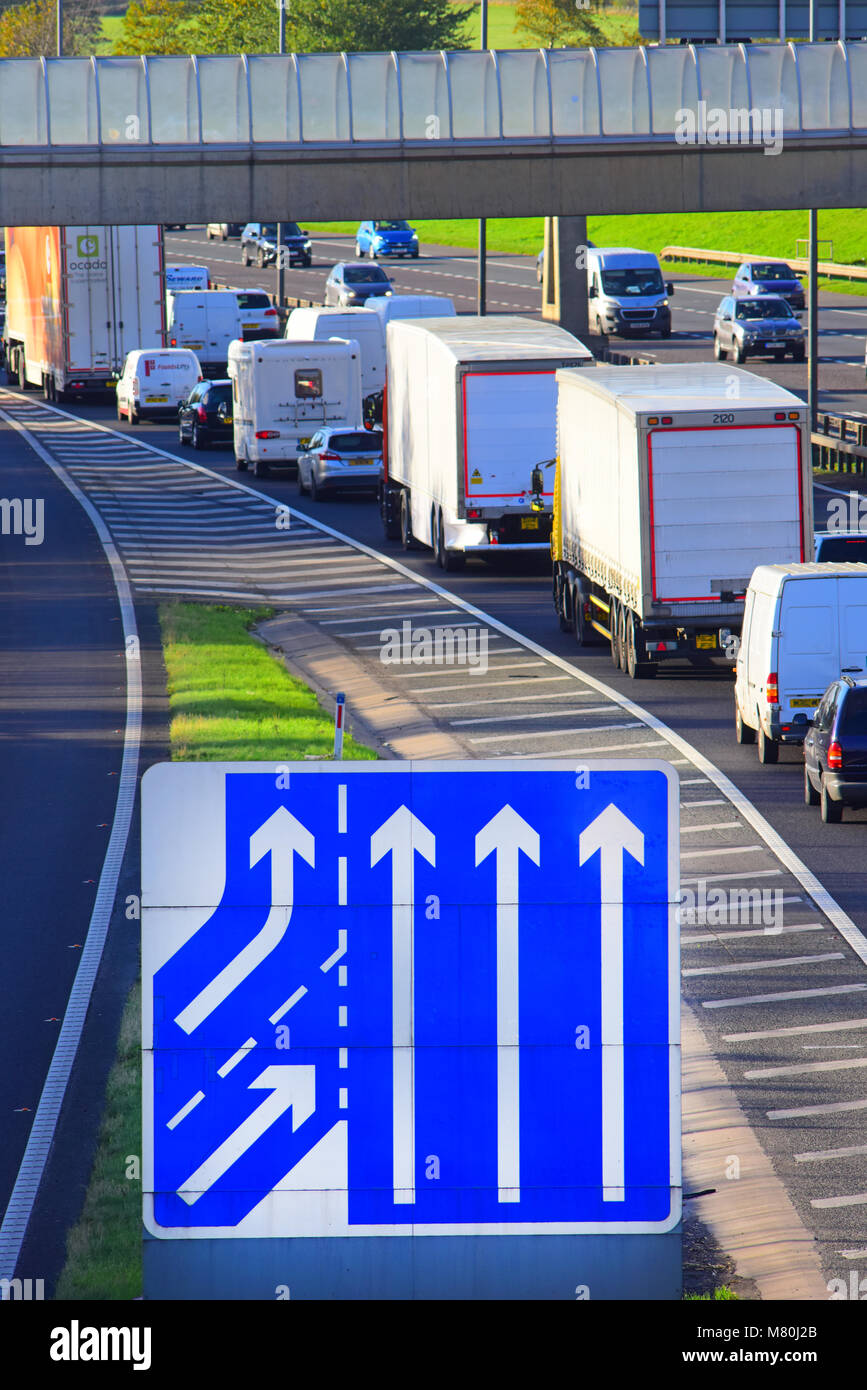 Motorway Merge Sign Stockfotos und -bilder Kaufen - Alamy