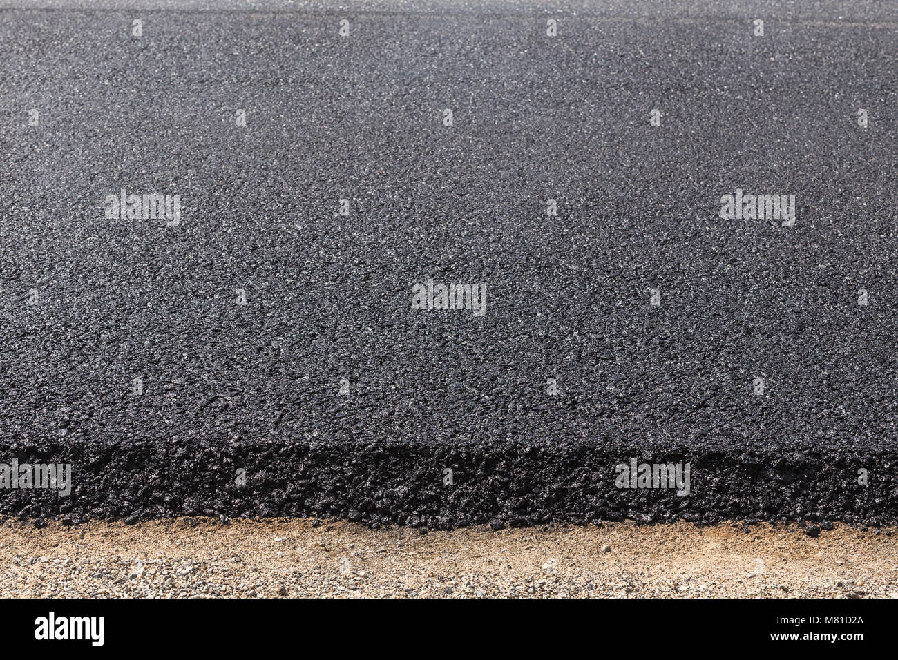 Arbeiten im Freien: Prozess des Aufbaus von neuen Asphaltstraße auf der ...